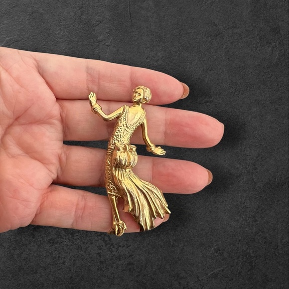 Jewelry | Vintage Goldtoned Woman Brooch | Poshmark